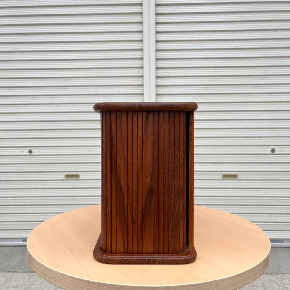 Eppco Enterprises エプコ社 チーク材 壁掛けシェルフ キャビネット タンブールドア 中古 ヴィンテージ 収納 小さめ 蛇腹扉