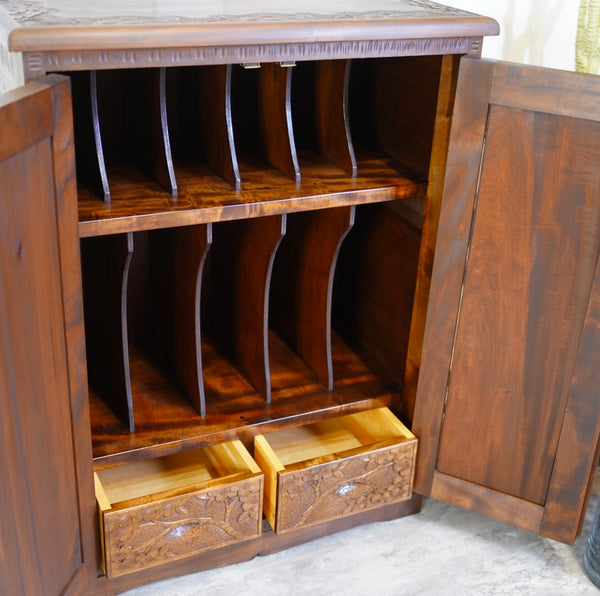 軽井沢彫り レコードキャビネット 桜 収納 彫刻 職人 春 手彫り 繊細 華やか 日本 技術 小ぶり 本収納 アルバム ファイル 中古