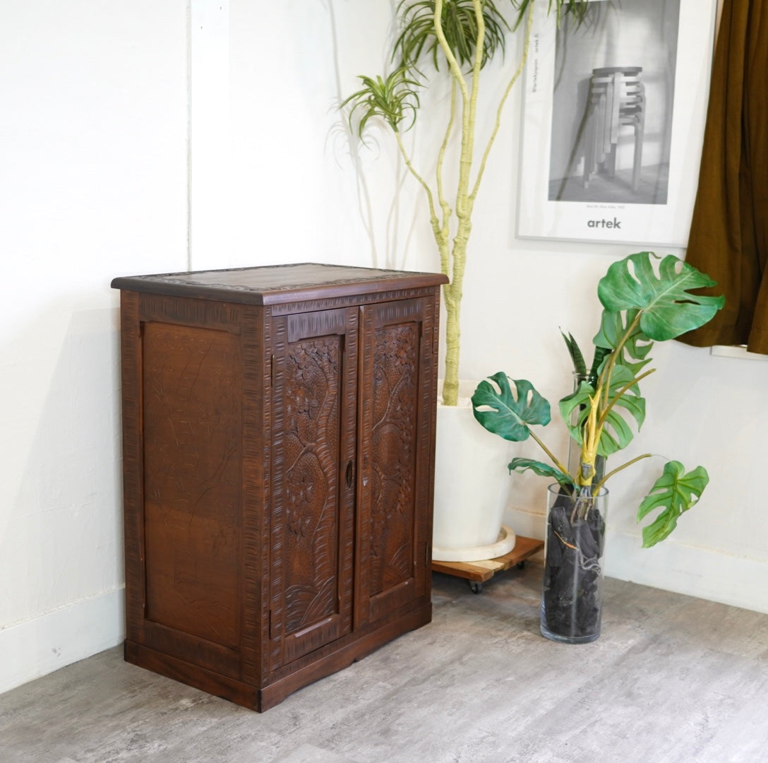 軽井沢彫り レコードキャビネット 桜 収納 彫刻 職人 春 手彫り 繊細 華やか 日本 技術 小ぶり 本収納 アルバム ファイル 中古