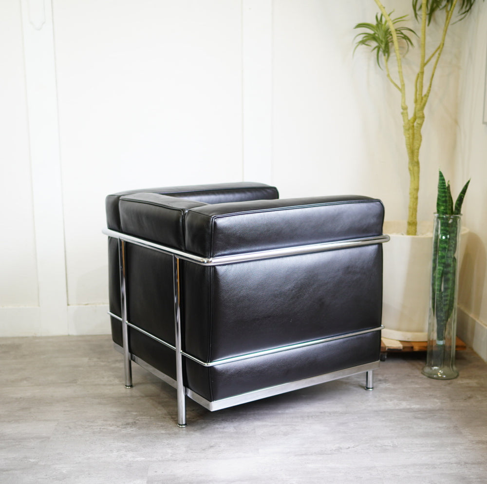 カッシーナ Cassina LC2 1人掛けソファ ブラック ル・コルビュジェ 本革 中古 名作 ラウンジ 応接室 社長室 モダン シンプル