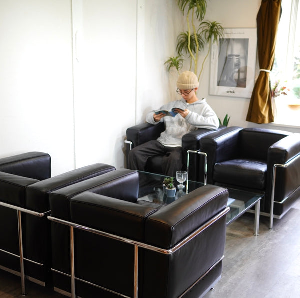 カッシーナ Cassina LC2 1人掛けソファ ブラック ル・コルビュジェ 本革 中古 名作 ラウンジ 応接室 社長室 モダン シンプル