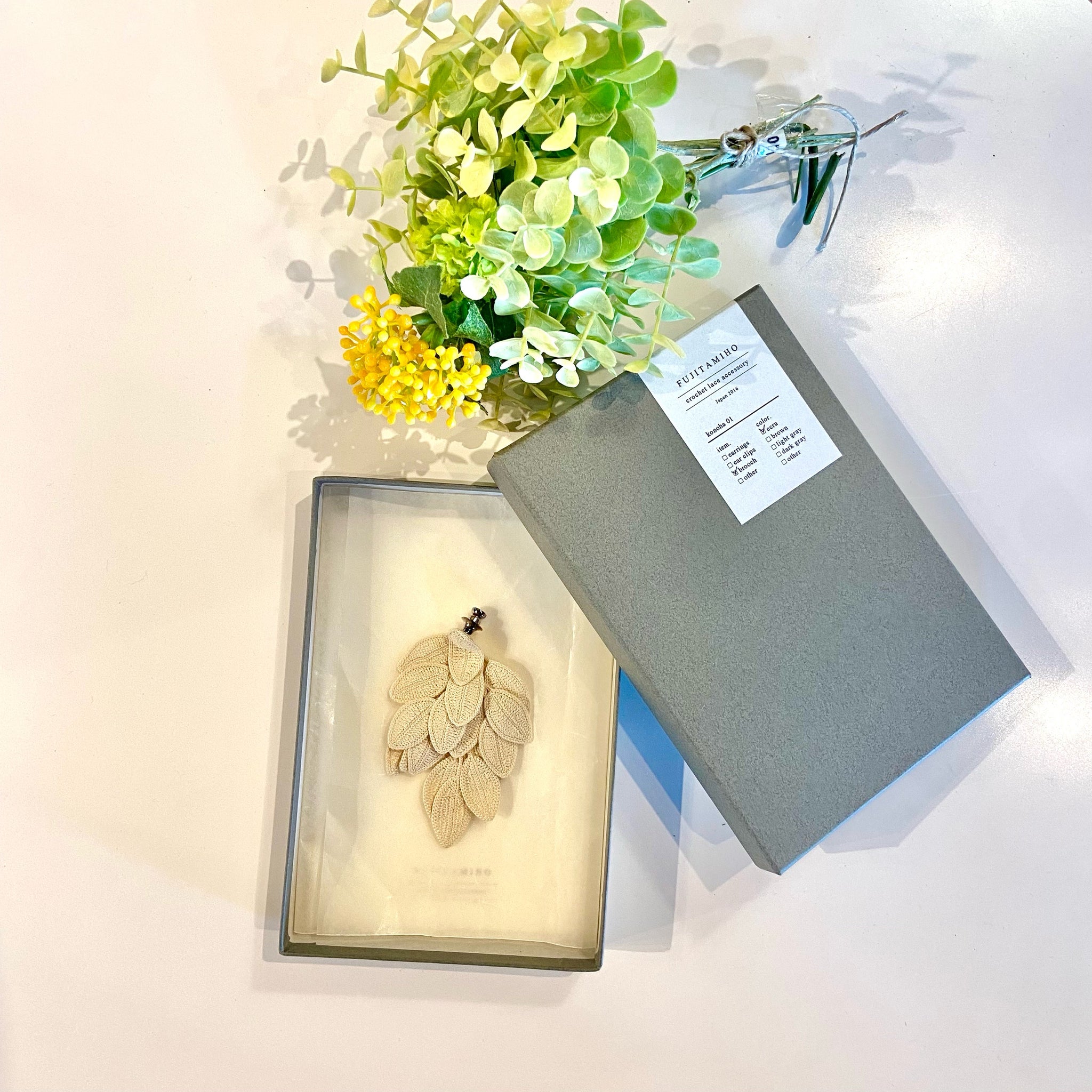 FUJITA MIHO ブローチ 木の葉 生成 ピンバッチ アクセサリー 中古 かぎ針編み ナチュラル 大人女子